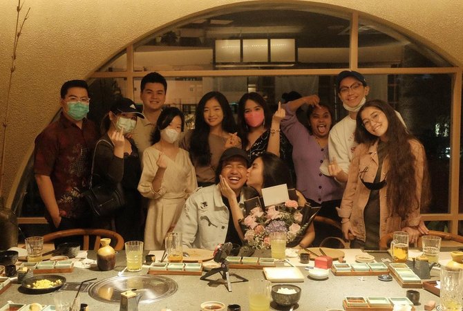 Penuh Kebahagiaan, Intip Momen Joshua Suherman Lamar Clairine Clay ...