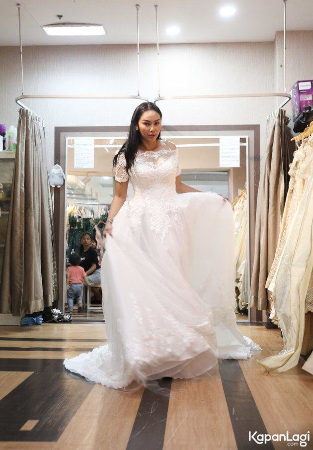Serba Putih, Ini 4 Momen Kalina Ocktaranny saat Fitting Baju Pengantin ... Serba Putih, Ini 4 Momen Kalina Ocktaranny saat Fitting Baju Pengantin ...