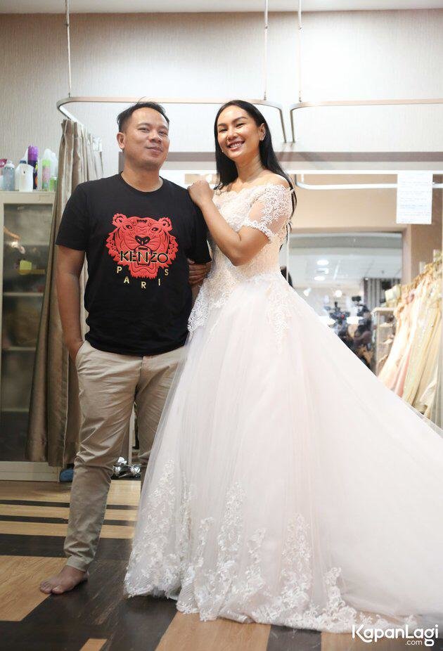 Serba Putih, Ini 4 Momen Kalina Ocktaranny saat Fitting Baju Pengantin ... Serba Putih, Ini 4 Momen Kalina Ocktaranny saat Fitting Baju Pengantin ...