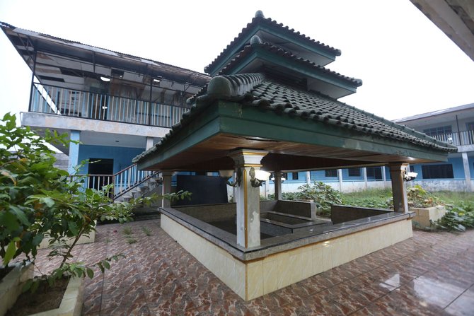 Potret Makam Anton Medan, Ada di Area Masjid Sudah Disiapkan Sejak ...