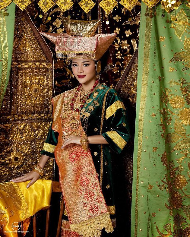 Kenakan Pakaian Adat Minang, Intip Potret Prewedding Terbaru Aurel dan Atta