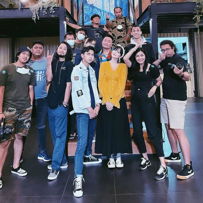 Debut Jadi Aktor, Intip 4 Potret Dimas Ahmad saat Syuting Web Series ...