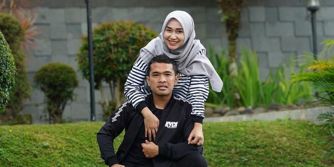 Juragan Handphone Putra Siregar Punya Istri Cantik Menawan, Ini Potretnya | merdeka.com