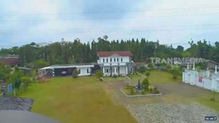 Halaman Luas, Ini 5 Potret Mewah Rumah Irene Sukandar | merdeka.com