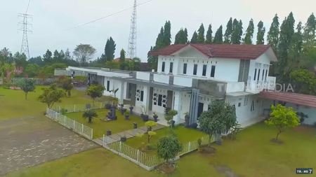 Halaman Luas, Ini 5 Potret Mewah Rumah Irene Sukandar | merdeka.com