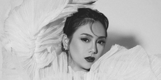 Pakai Tema Monokrom, Intip Deretan Potret Celine Evangelista di ...