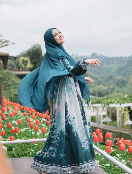 Intip 5 Potret Terbaru Tika Eks T2 Kenakan Hijab Syari, Makin Anggun ...