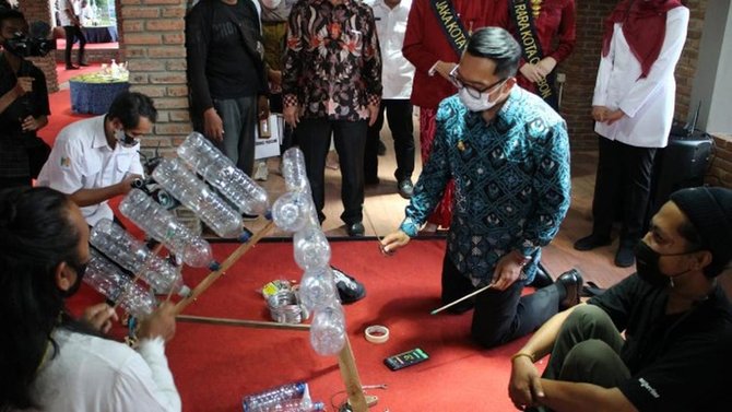 Kurangi Sampah Plastik, Seniman Cirebon Ini Ubah Limbah Botol Jadi Alat ...