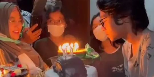 Penuh Kehangatan, Intip 5 Momen Perayaan Ulang Tahun ke-17 Kiesha Alvaro | merdeka.com