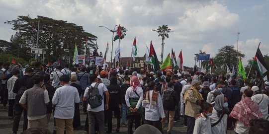Aksi Bela Palestina dari Titik Nol Kilometer Yogyakarta | merdeka.com