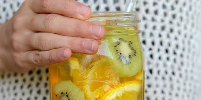 8 Manfaat Infused Water Lemon untuk Kesehatan Tubuh, Berikut Cara Membuatnya | merdeka.com