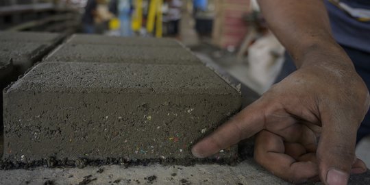 Mendaur Ulang Sampah Plastik Jadi Batu Bata