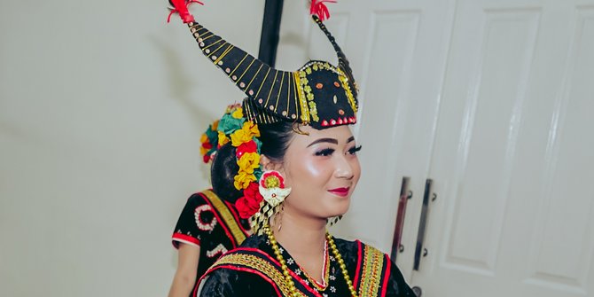 Paras Menawan Berbalut Pattuqduq Towaine, Baju Adat Khas Suku Mandar ...