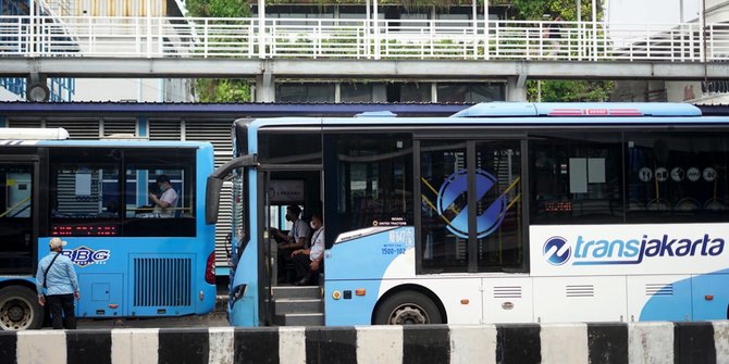 Transjakarta Operasikan Kembali Halte BRT Kuningan Timur | merdeka.com