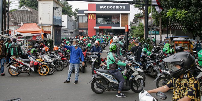Aturan Transportasi Umum di Jakarta Selama PPKM Darurat, Termasuk Ojek Online | merdeka.com