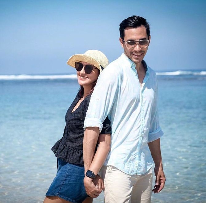 Bikin Iri Warganet, Intip 4 Potret Harmonis Darius Sinathrya dan Donna ...