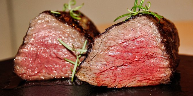 5 Cara Memasak Steak Daging Sapi ala Resto di Rumah, Empuk dan Juicy ...