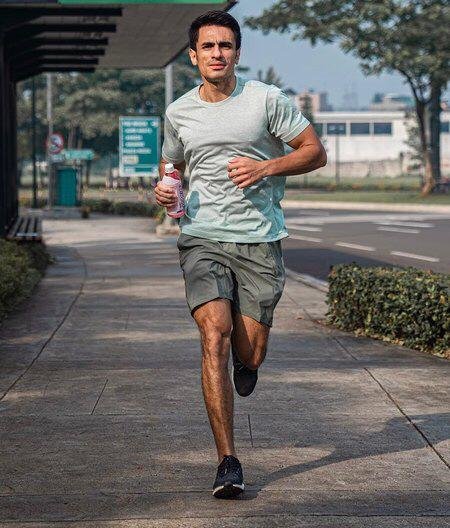 Punya Badan Kekar, Ini 4 Potret Danar Guritno Adik Wulan Guritno yang ...