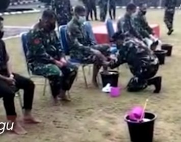 Berpangkat Bintang Dua, Mayjen TNI Victor Simatupang Rela Basuh Kaki ...