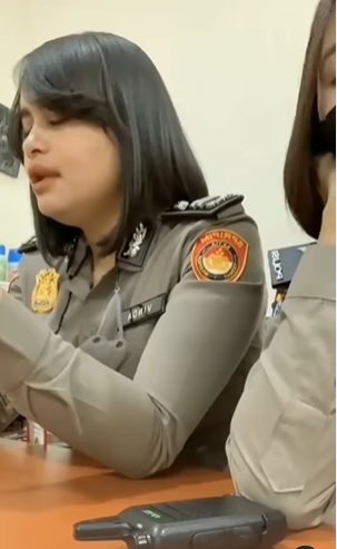 Polwan Cantik Tak Sadar Divideo Saat Nyanyi, Suaranya Ramai Dipuji Bagus | merdeka.com