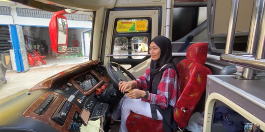 Gadis Cantik Owner PO. Bus Ini Ungkap Awal Kariernya, Susah Senang ...