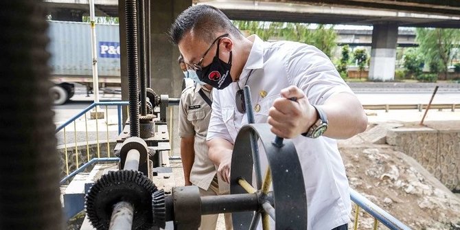 Antisipasi Banjir, DPRD DKI Cek Proses Pengerukan Lumpur di Waduk ...