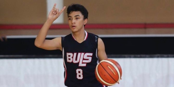 4 Potret Emyr Razan Pemain Sinetron Dari Jendela SMP saat Main Basket ... 4 Potret Emyr Razan Pemain Sinetron Dari Jendela SMP saat Main Basket ...