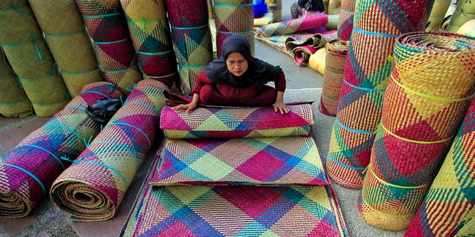 Turun Temurun Menganyam Tikar Purun dari Lahan Gambut | merdeka.com