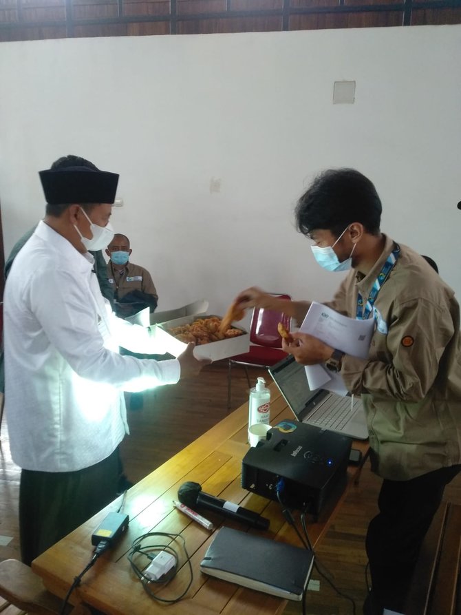Wagub Jabar Uu Berbagi Bala-bala Saat Kunjungi Kantor Program Jabar Juara