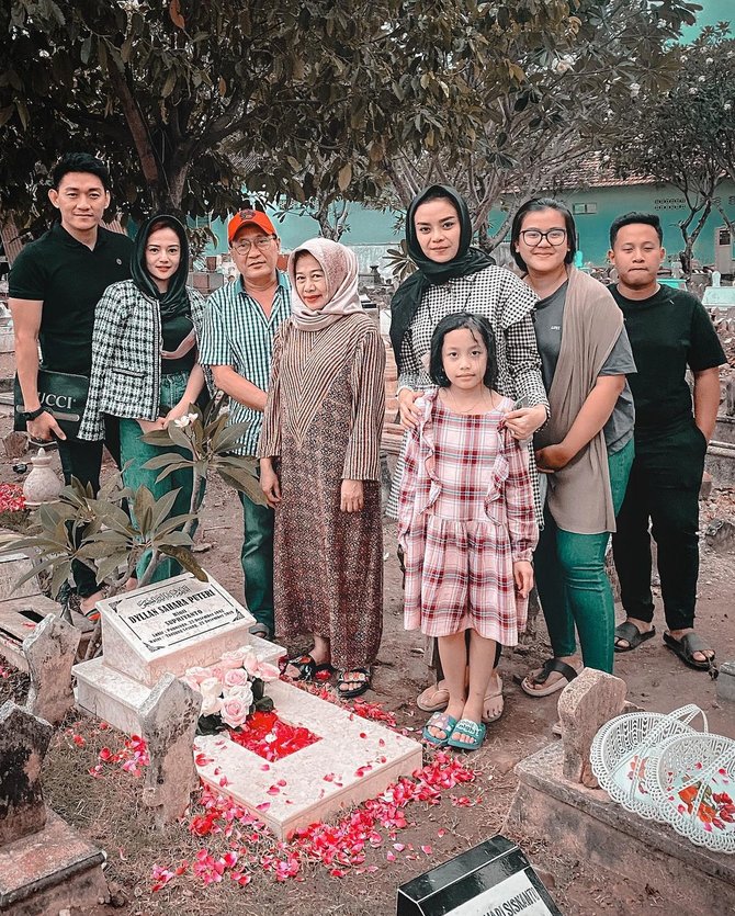 Potret Ifan Seventeen dan Citra Monica Ziarah ke Makam Dylan Sahara