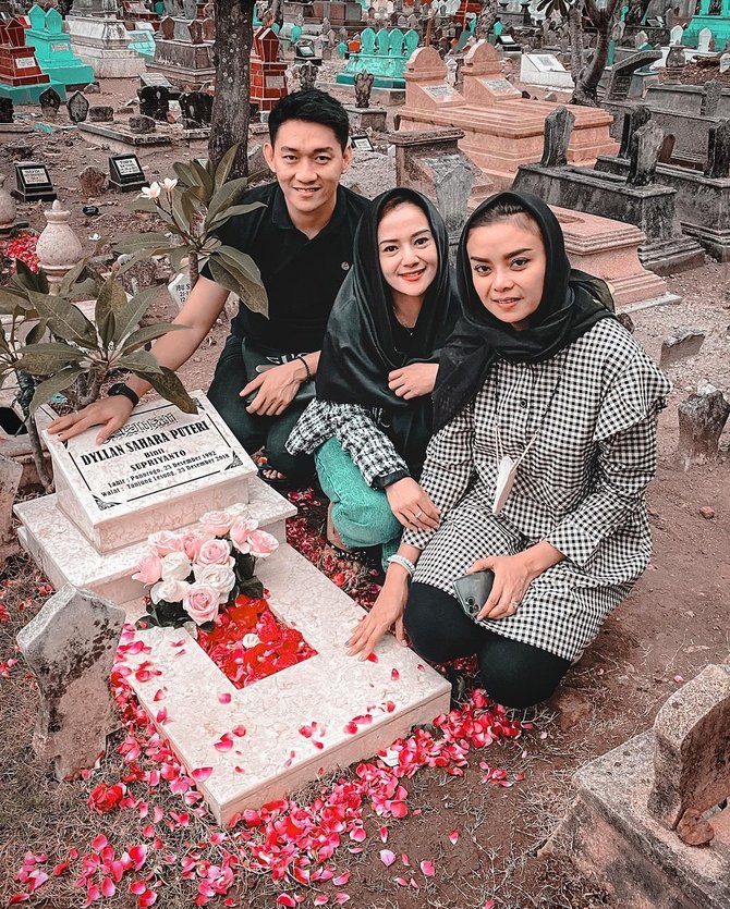 Potret Ifan Seventeen dan Citra Monica Ziarah ke Makam Dylan Sahara