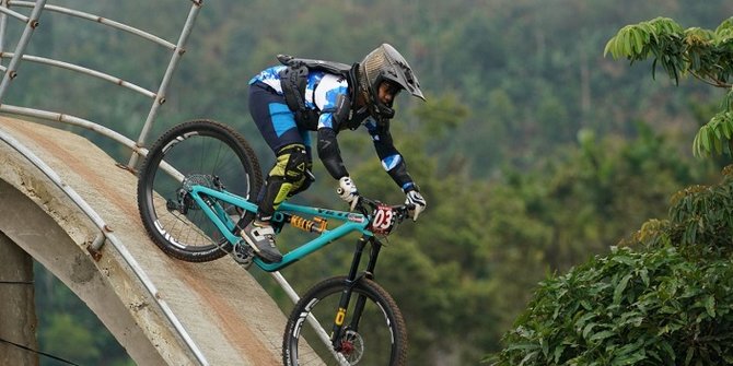 Kompetisi Balap Sepeda Downhill dan Enduro Digelar di Cikole Akhir ...