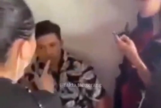 Heboh, Detik-detik Istri Sah Labrak Suami Bersama Wanita Lain | merdeka.com Heboh, Detik-detik Istri Sah Labrak Suami Bersama Wanita Lain | merdeka.com
