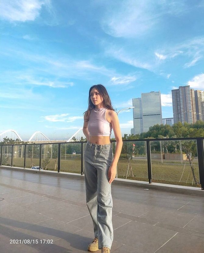 Simpel, Ini 4 OOTD Kathleen Carolyne 'Pintu Berkah' yang Bisa Jadi ...