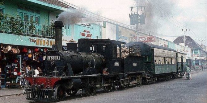 6 Potret Kereta Api Ponorogo-Madiun Zaman Kolonial Belanda, Bikin ...