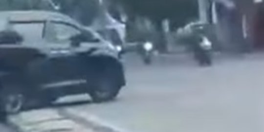 Viral Video Mobil Alphard Putar Balik Terobos Marka Jalan, Warga Heboh ...