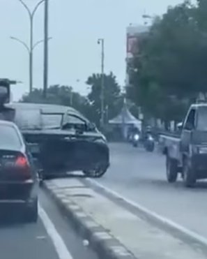 Viral Video Mobil Alphard Putar Balik Terobos Marka Jalan, Warga Heboh ...