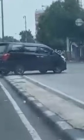 Viral Video Mobil Alphard Putar Balik Terobos Marka Jalan, Warga Heboh ...