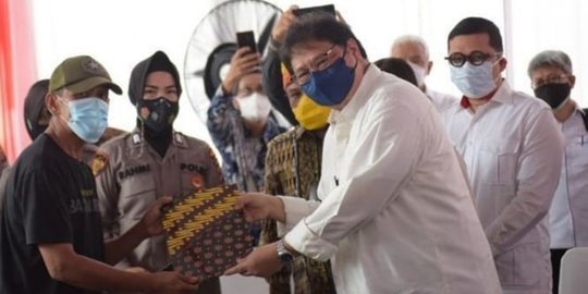 Menko Airlangga Nilai UMKM Mesin Utama Pemulihan Ekonomi Pandemi Covid-19 | merdeka.com