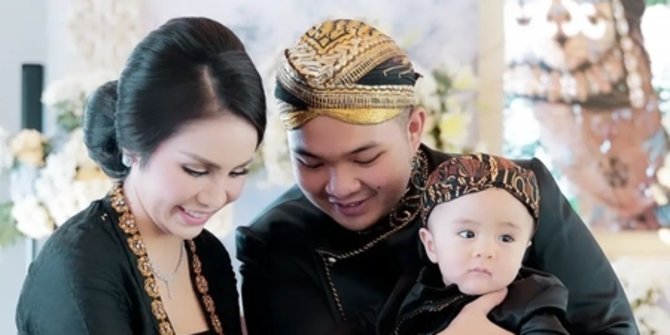 Meriah, Ini 6 Potret Tedak Siten Baby Abe Anak Bungsu Momo Geisha | merdeka.com