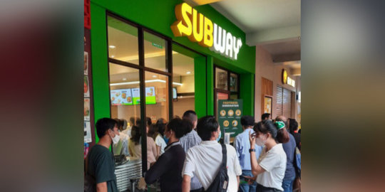 Satpol PP Bantu Atur Prokes di Restoran Subway Citos
