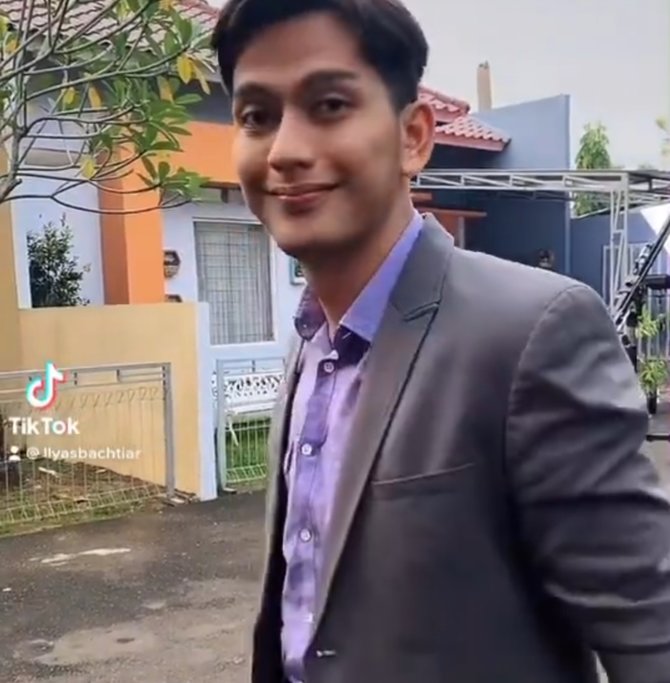 Tampil Kece, Ini Potret Ilyas Bachtiar 'Suara Hati Istri' Kenakan ...
