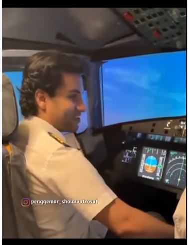 Pilot Ganteng Ini Mengaji Alquran Sambil Terbang di Langit, Suaranya ...