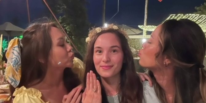 Bahagia, Ini 4 Potret Chelsea Islan Dilamar Kekasih di Bali | merdeka.com Bahagia, Ini 4 Potret Chelsea Islan Dilamar Kekasih di Bali | merdeka.com
