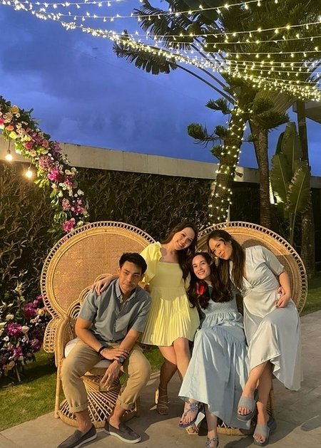 Bahagia, Ini 4 Potret Chelsea Islan Dilamar Kekasih di Bali | merdeka.com Bahagia, Ini 4 Potret Chelsea Islan Dilamar Kekasih di Bali | merdeka.com