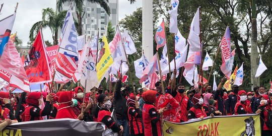 Ribuan Personel Gabungan Kawal Demo Buruh di Istana Kepresidenan ... Ribuan Personel Gabungan Kawal Demo Buruh di Istana Kepresidenan ...