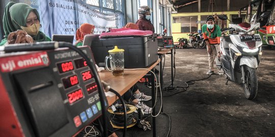 Sanksi Tilang Kendaraan Tak Lolos Uji Emisi Batal Berlaku Pada 13 November 2021 | merdeka.com