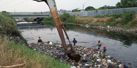 Proyek Normalisasi Sungai Rp25,4 Miliar di Bekasi Terkendala Bangunan Liar | merdeka.com