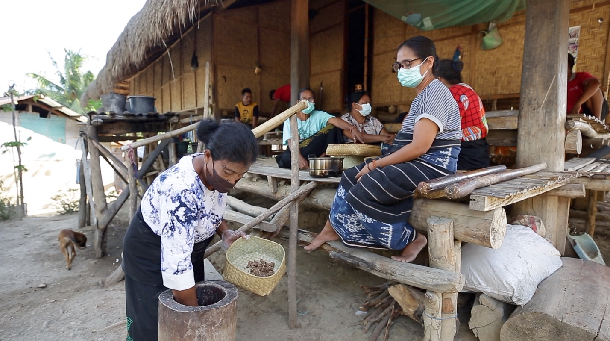 Proses Pembuatan Manggulu, Oleh-oleh Khas Sumba Timur