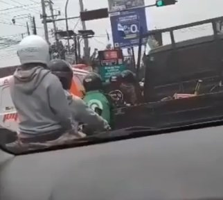 Asyik Geber-Geber Motor di Lampu Merah, Anak Remaja Ini Ditempeleng TNI | merdeka.com